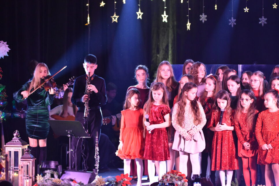 Świąteczny koncert DDK połączył muzykę i pomoc dla potrzebujących ...